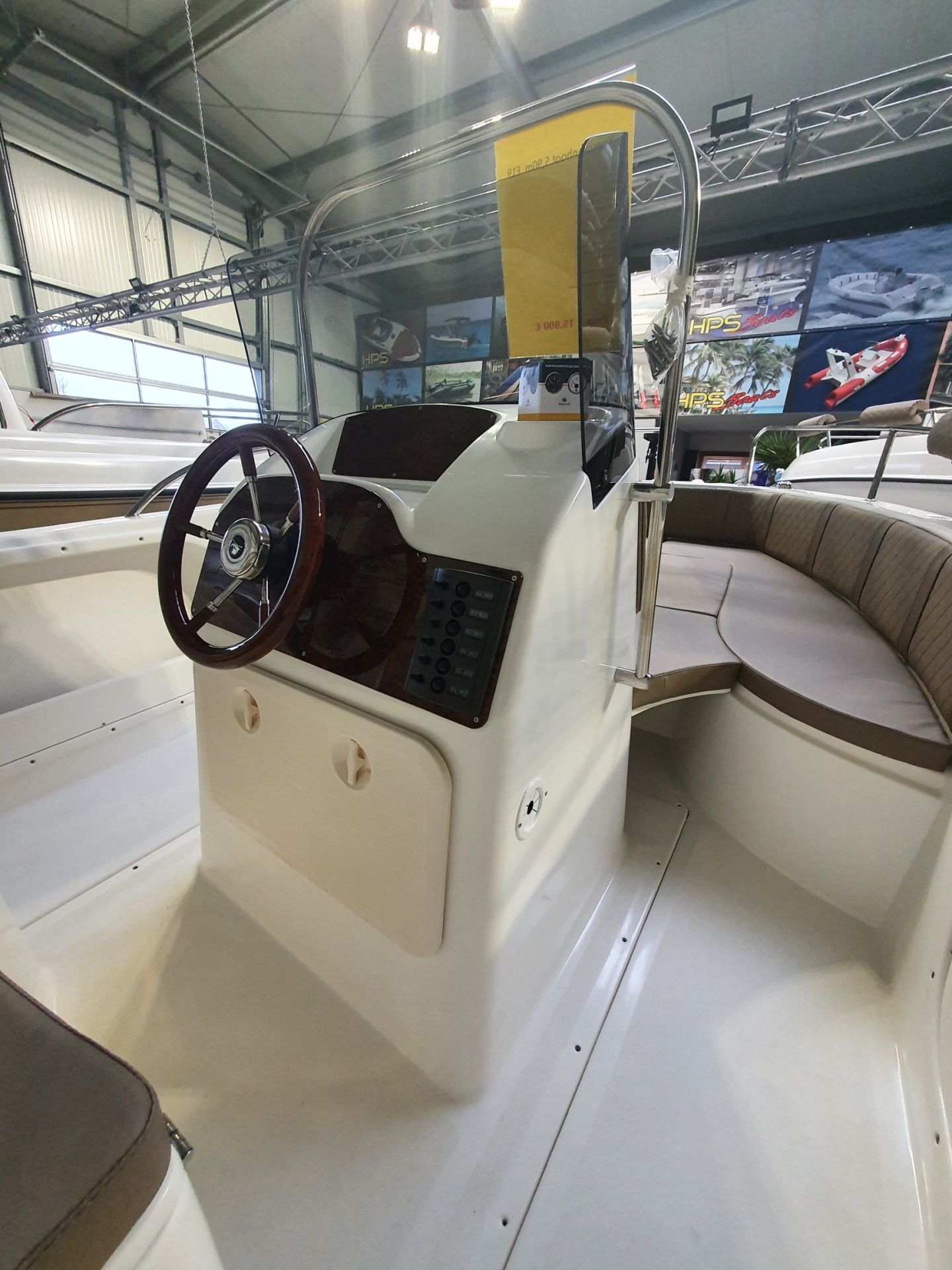 Das F19 ( 5,90m) es ist das neueste Konsolenboot von Karel Boats aus ...