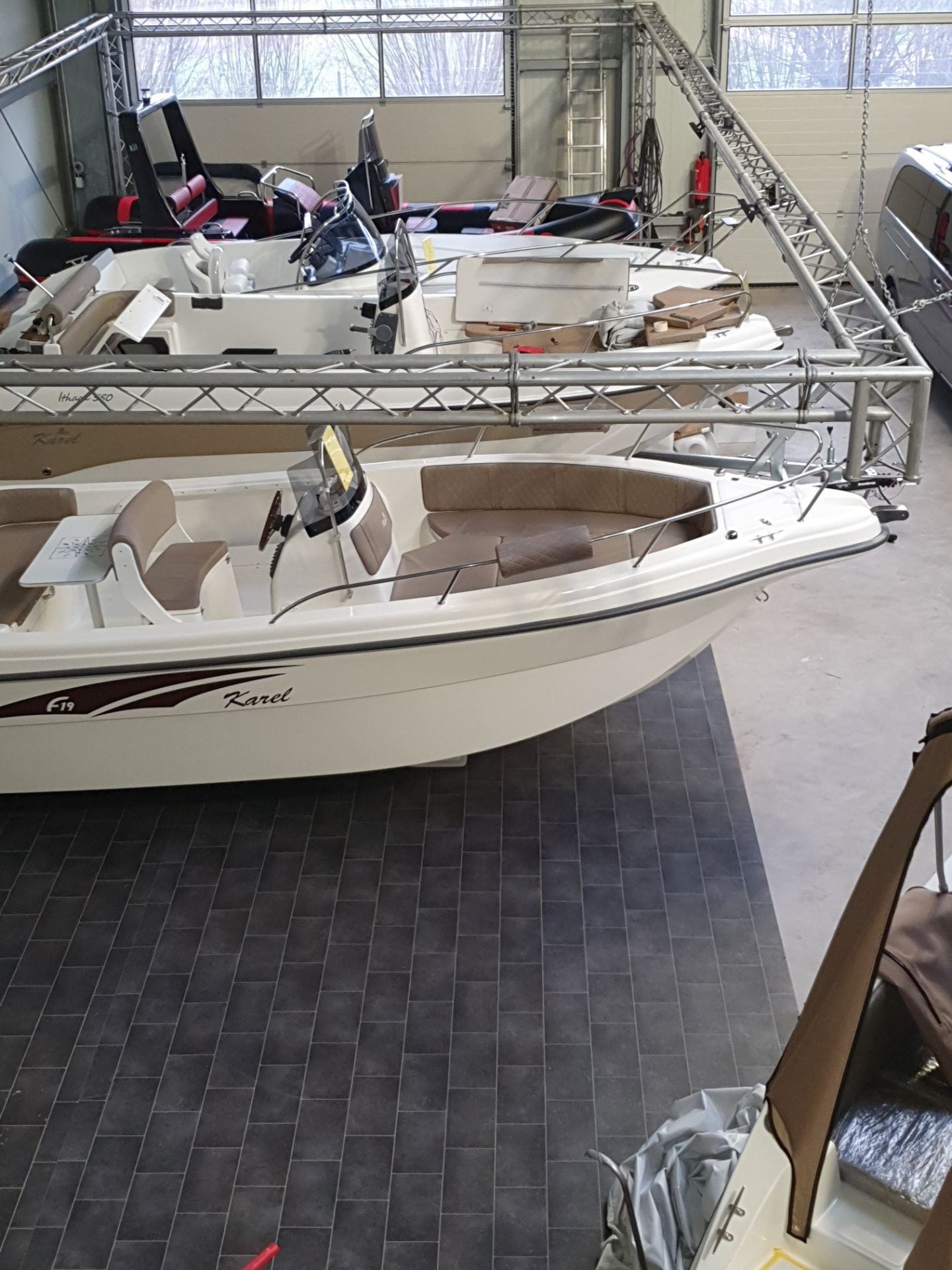 Das F19 ( 5,90m) es ist das neueste Konsolenboot von Karel Boats aus ...